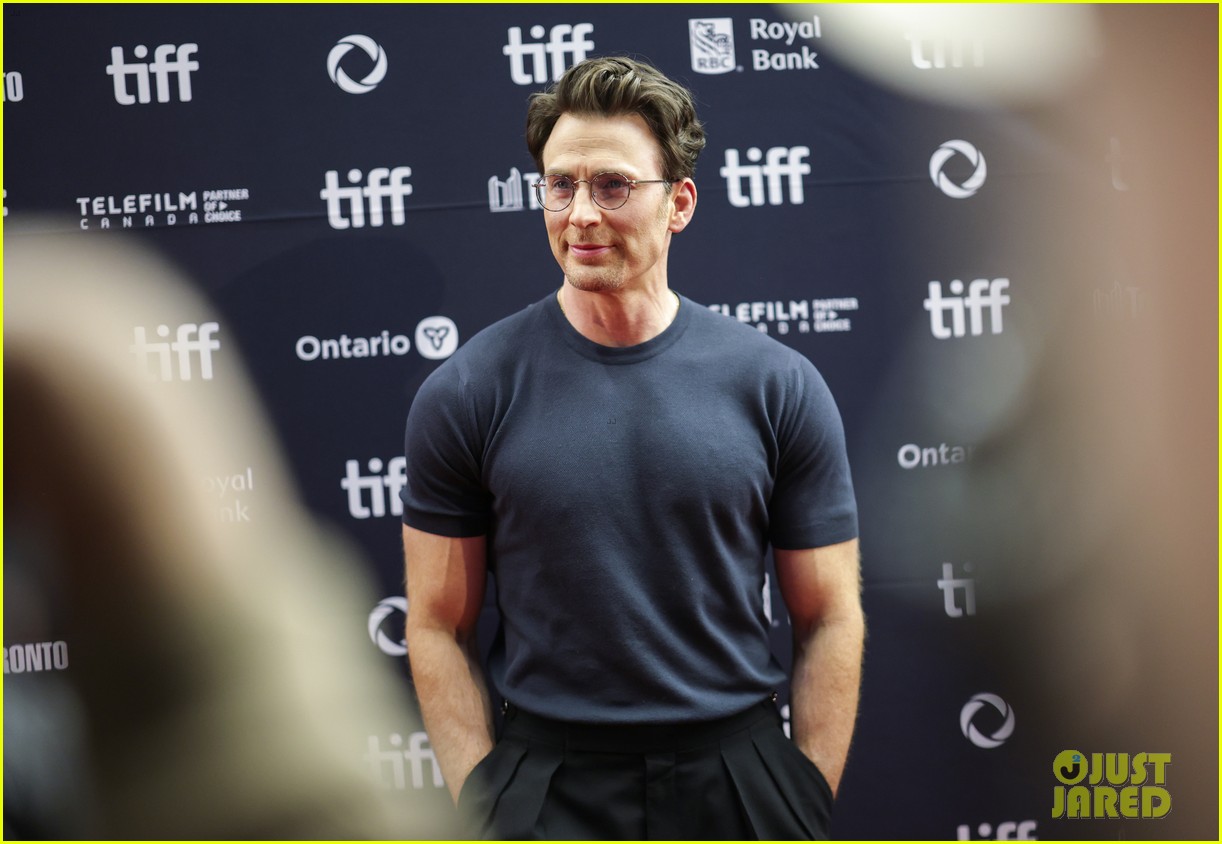 Chris Evans' Extremely Buff Physique Has Marvel Fans Thinking the Same ...