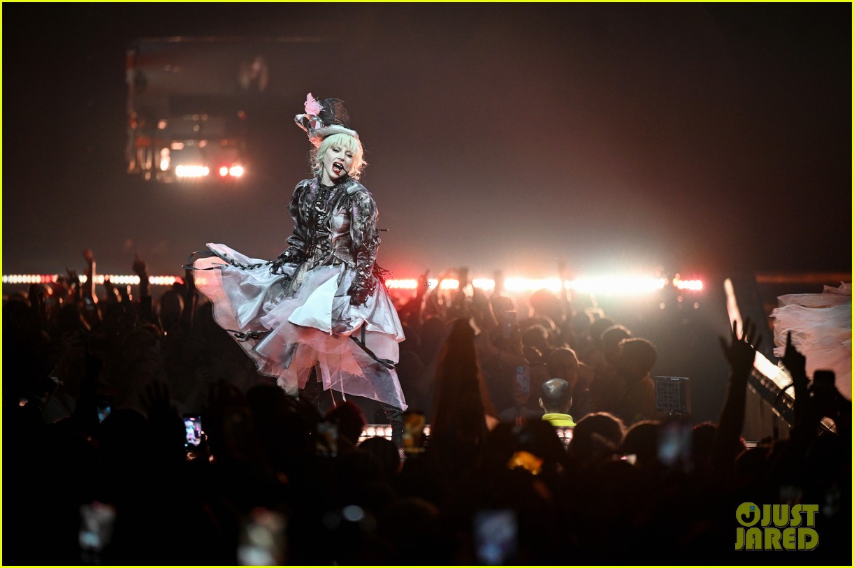 Wednesday's Emma Myers & Evie Templeton Make Surprise Appearance at ...