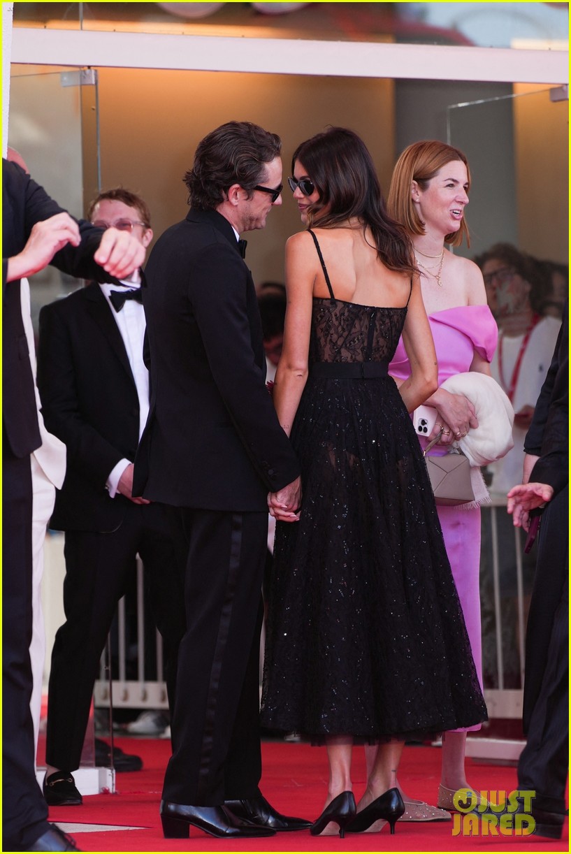 Kaia Gerber & Boyfriend Lewis Pullman Display Cute PDA at 'The ...