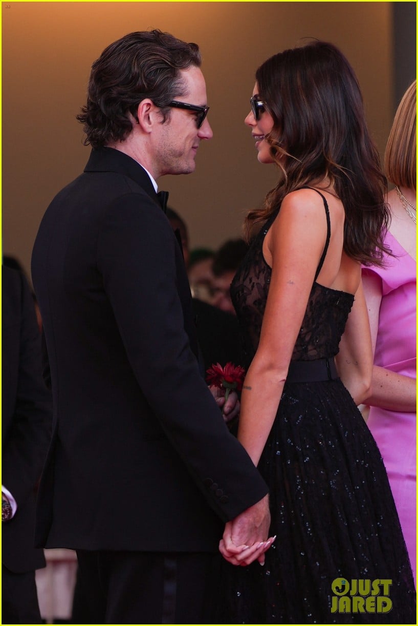 Kaia Gerber & Boyfriend Lewis Pullman Display Cute PDA at 'The ...