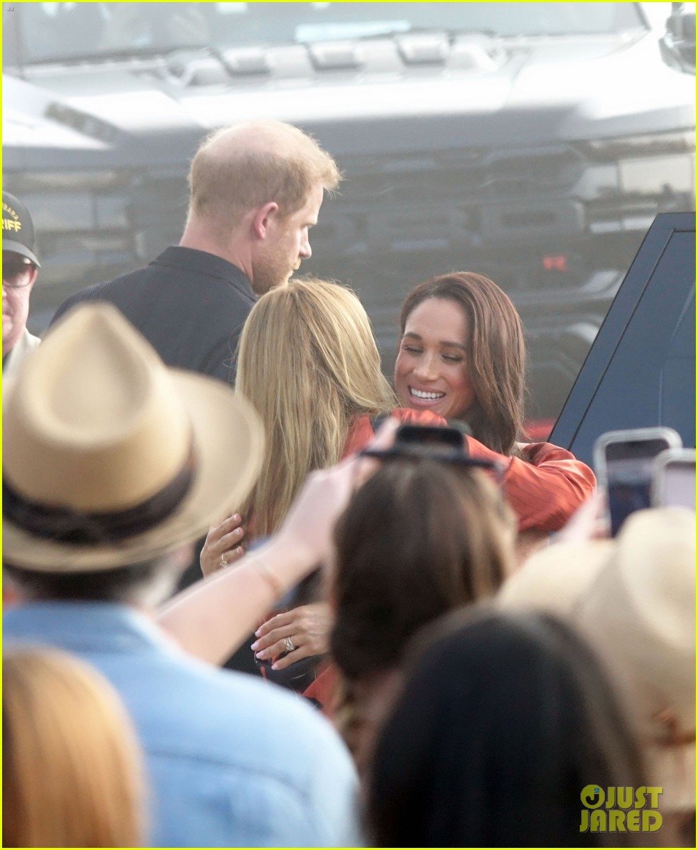 Prince Harry & Meghan Markle Make Surprise Appearance at First Responders Benefit Concert After ...