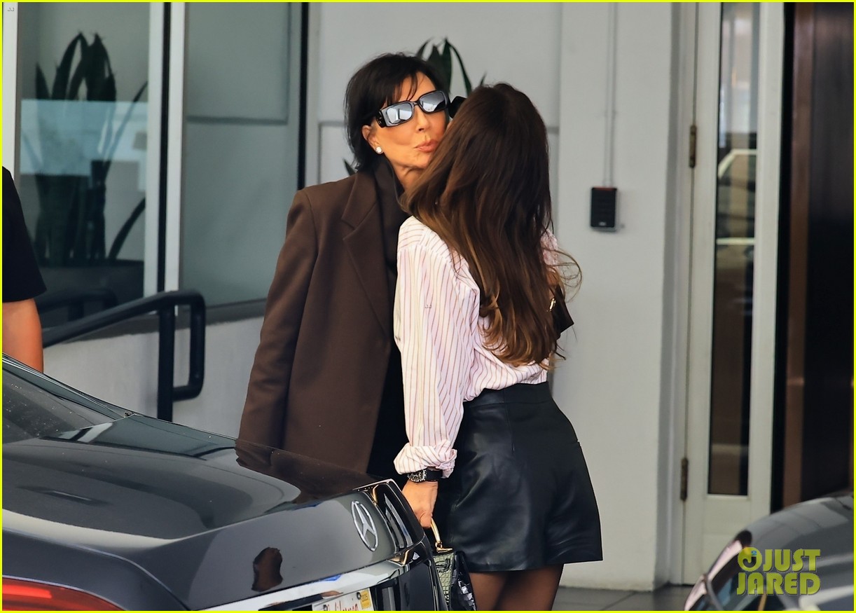 Kris Jenner & Lauren Sanchez Spotted Enjoying a Day Out Together in ...