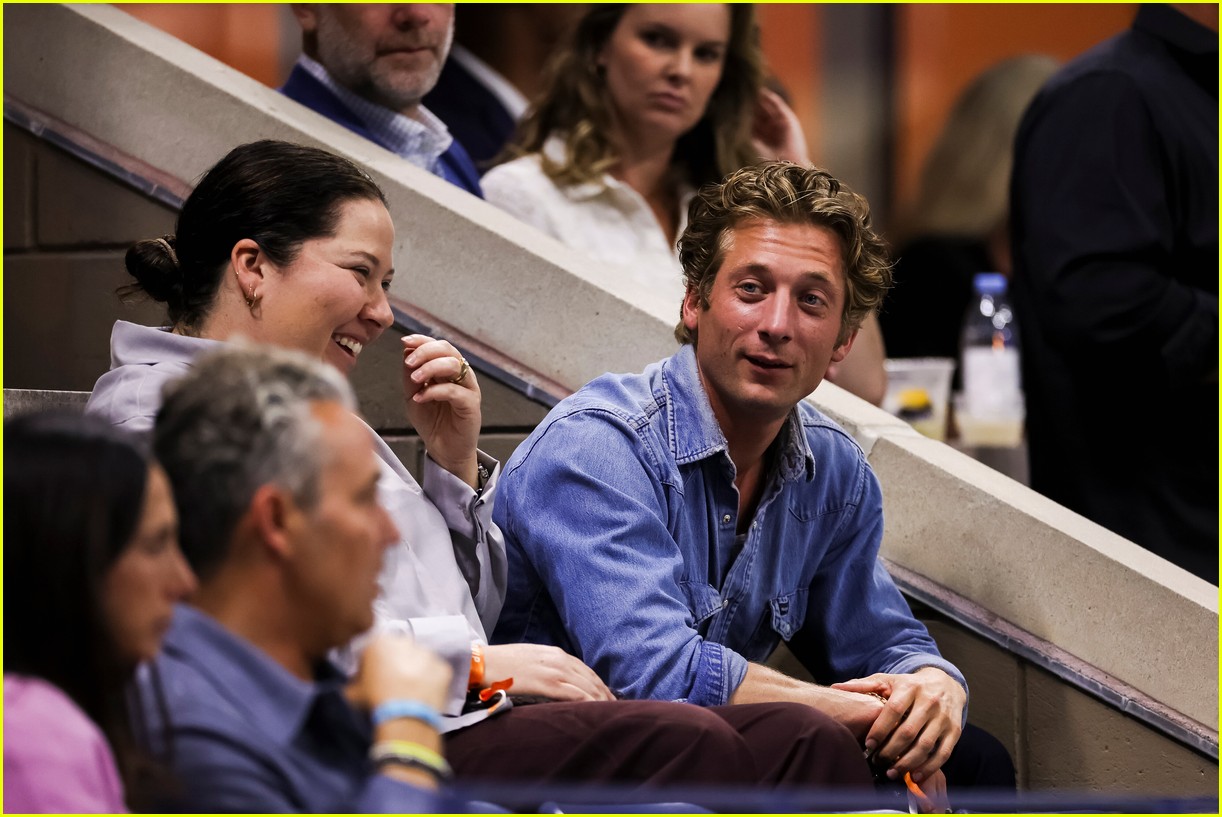 'The Bear' Stars Jeremy Allen White & Ebon Moss-Bachrach Reunite ...