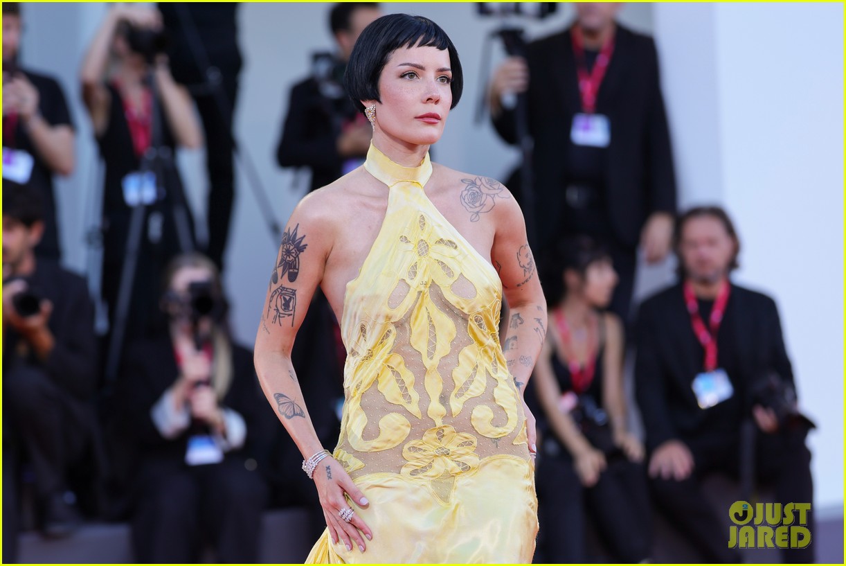 Emily Blunt & Dwayne 'The Rock' Johnson Reunite for 'The Smashing ...