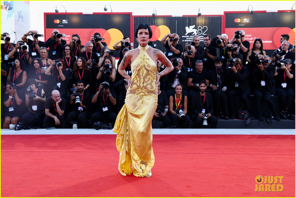 Emily Blunt & Dwayne 'The Rock' Johnson Reunite for 'The Smashing ...