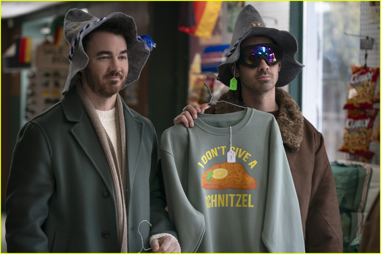 'A Very Jonas Christmas' Trailer: Jonas Brothers Lead Star-Studded Cast ...