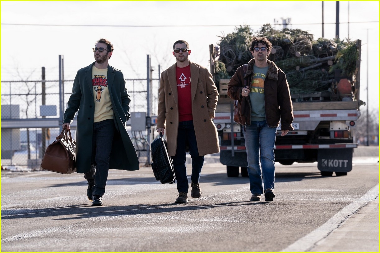 'A Very Jonas Christmas' Trailer: Jonas Brothers Lead Star-Studded Cast ...