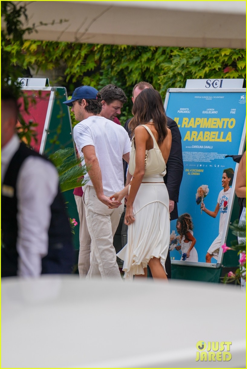 Kaia Gerber & Boyfriend Lewis Pullman Spotted Leaving Venice Together After PDA-Filled Weekend ...