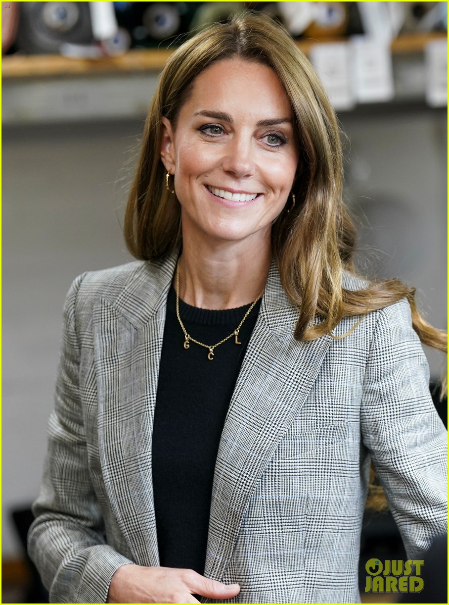 Kate Middleton Looks Stylish While Touring British Textile Mills - See the Pictures!: Photo ...