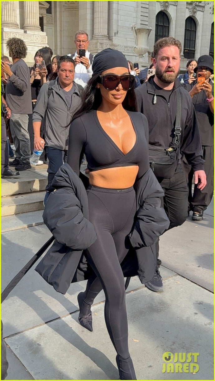 Kim Kardashian, Khloe Kardashian & Kris Jenner Pose on Iconic New York ...