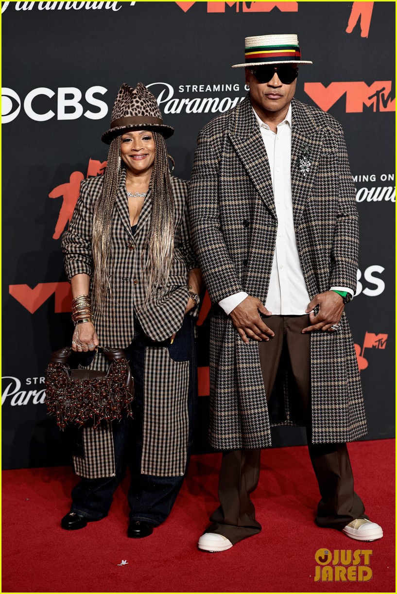 Host LL Cool J Poses With Wife Simone on the MTV VMAs 2025 Red Carpet ...