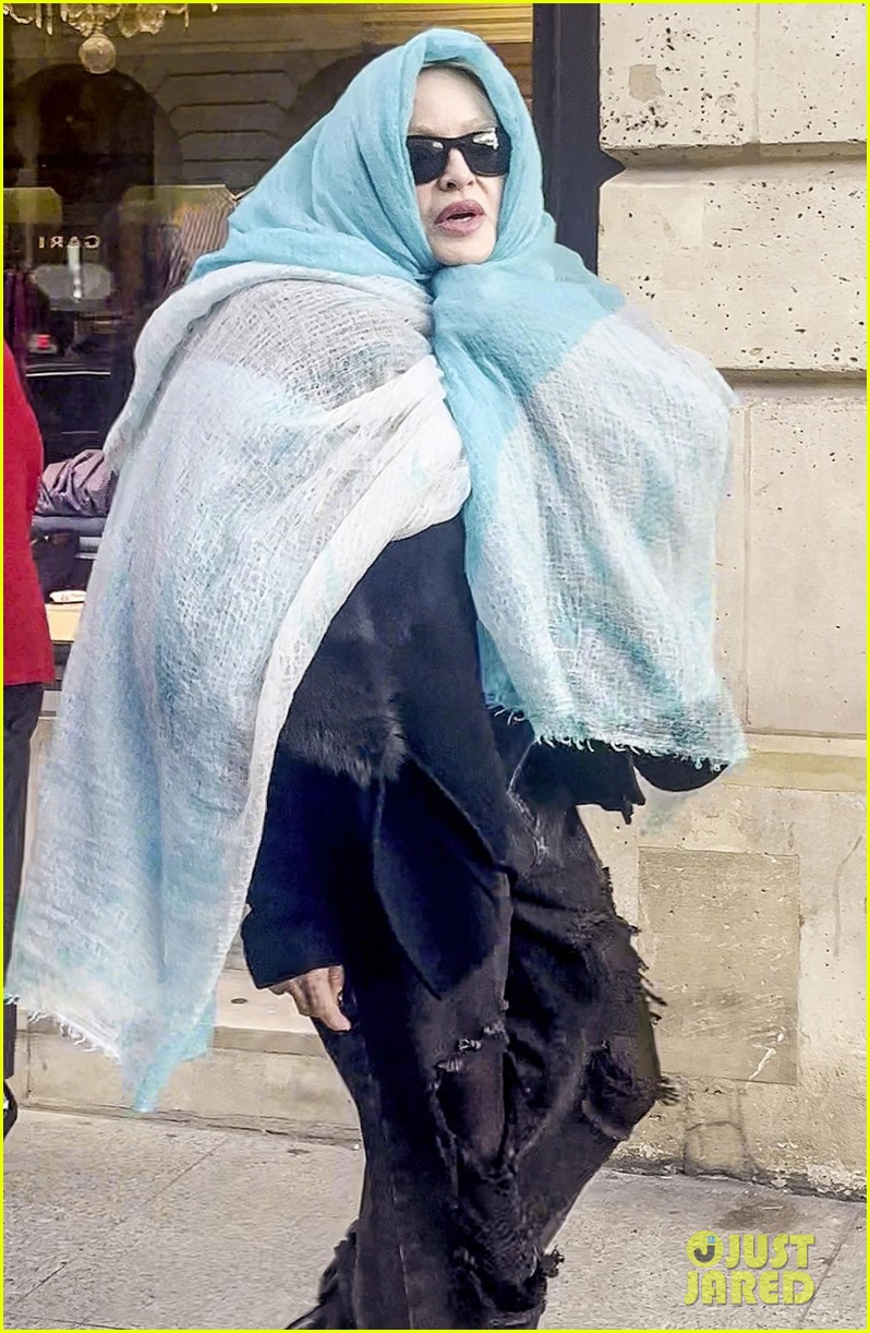 Madonna & Boyfriend Akeem Morris Enjoy Parisian Stroll During Paris Fashion Week: Photo 5209645 ...