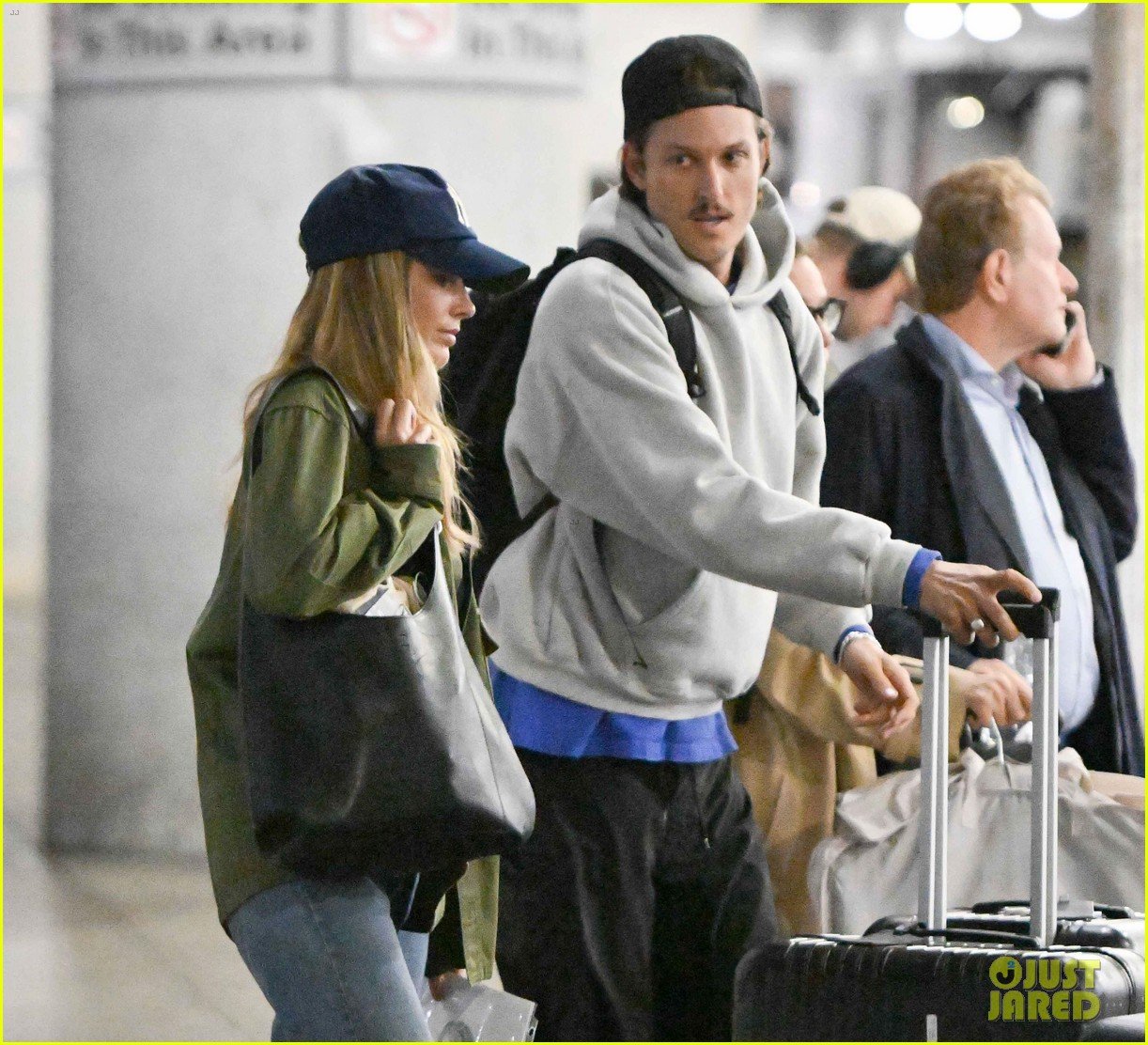 Margot Robbie Lands in NYC with Younger Brother Cameron Robbie: Photo ...