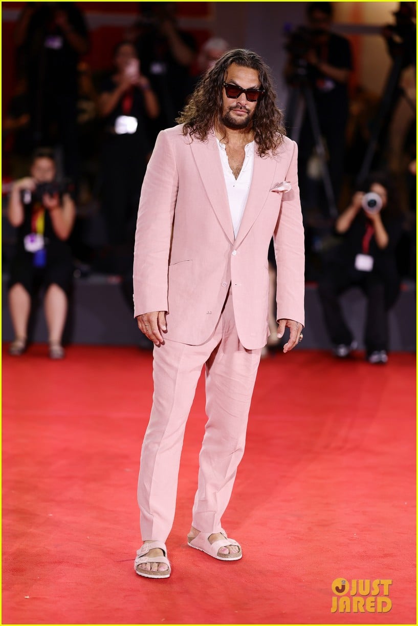 Jason Momoa Matches Pink Toenail Polish to His Pink Suit at Venice Film ...