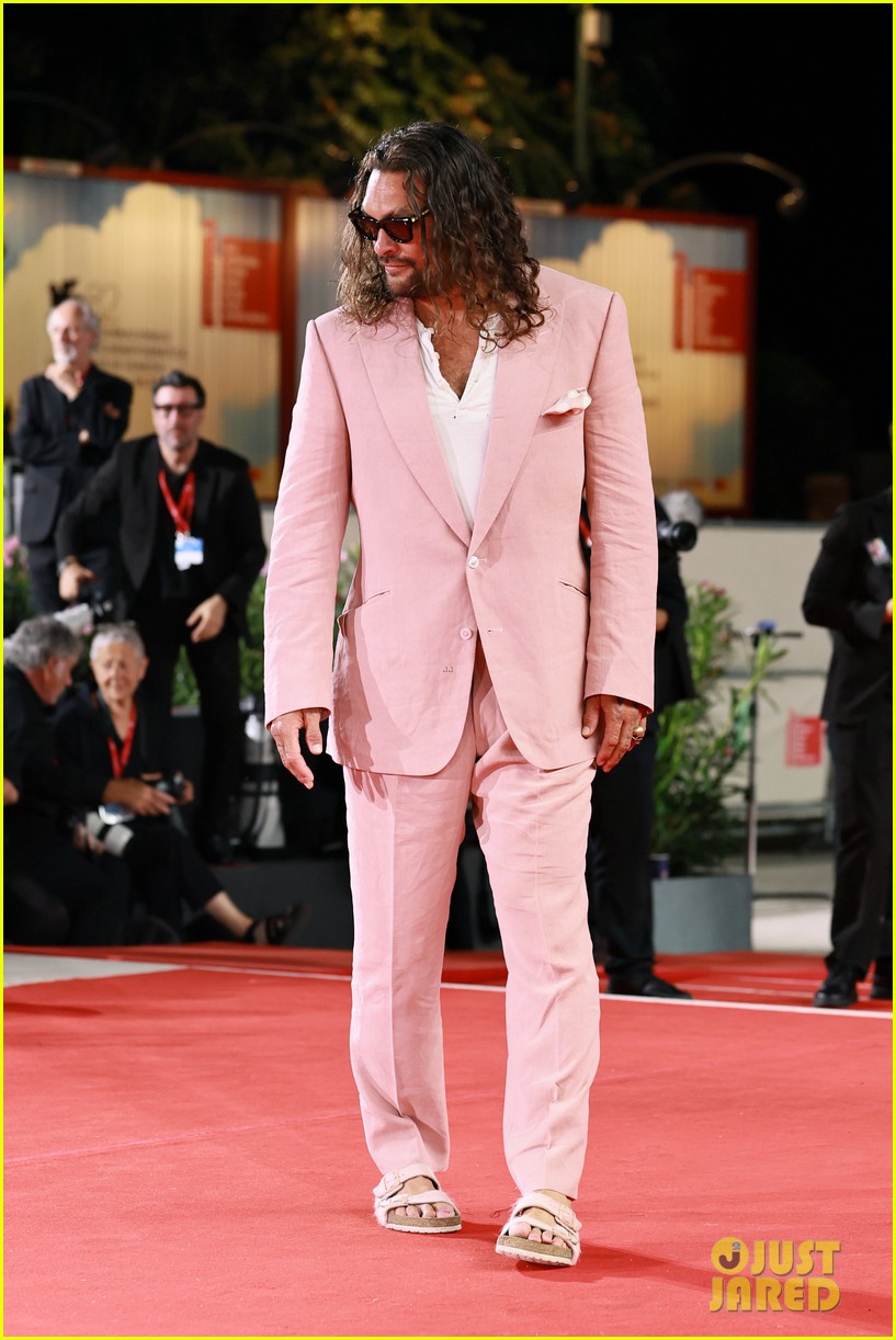 Jason Momoa Matches Pink Toenail Polish to His Pink Suit at Venice Film ...