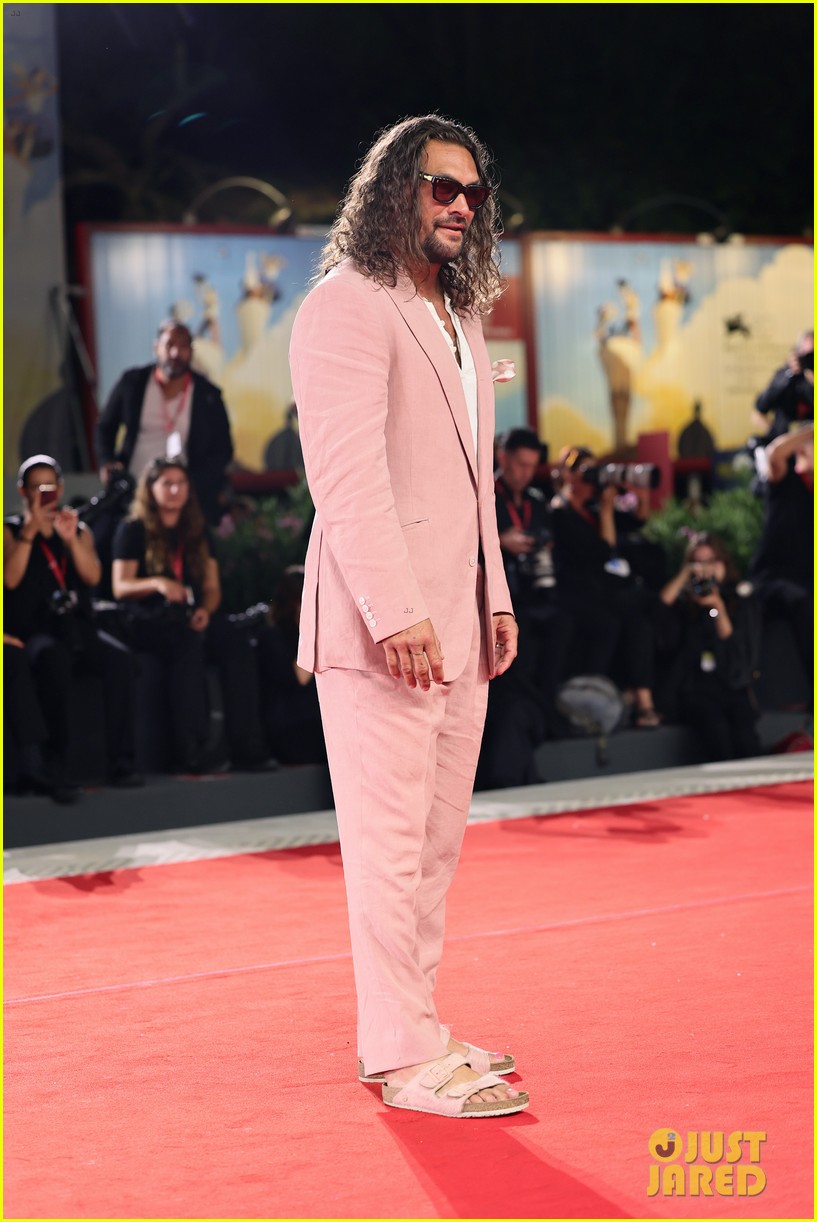 Jason Momoa Matches Pink Toenail Polish to His Pink Suit at Venice Film ...