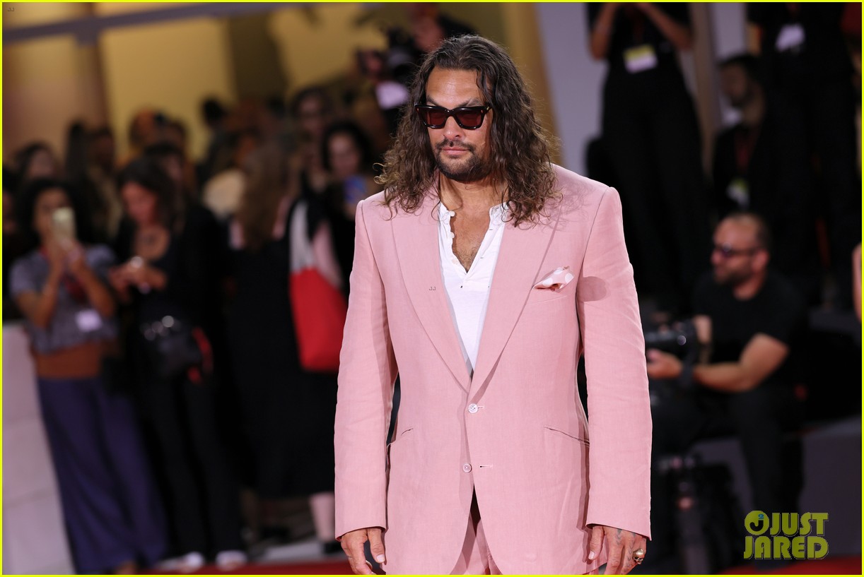 Jason Momoa Matches Pink Toenail Polish to His Pink Suit at Venice Film ...