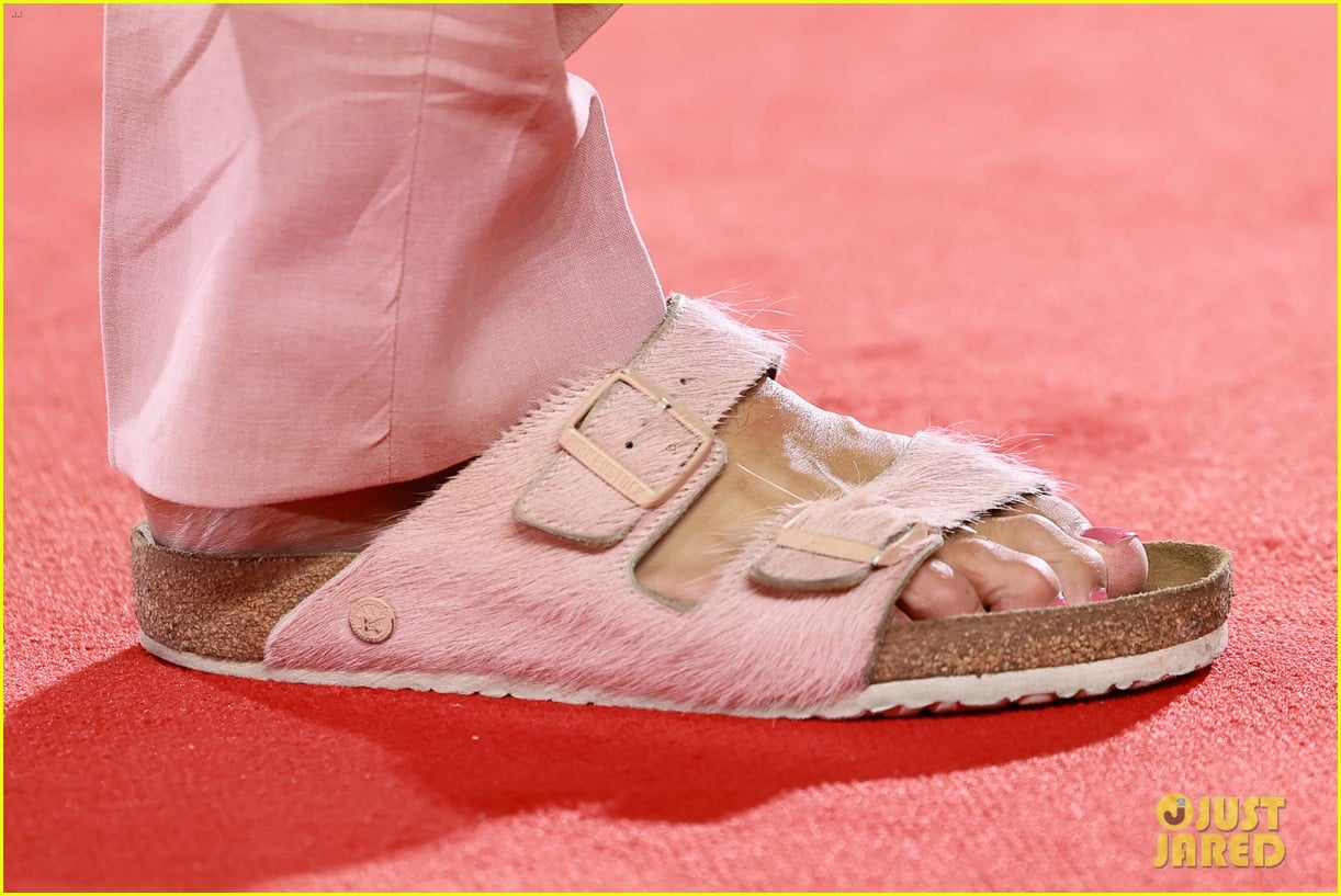 Jason Momoa Matches Pink Toenail Polish to His Pink Suit at Venice Film ...