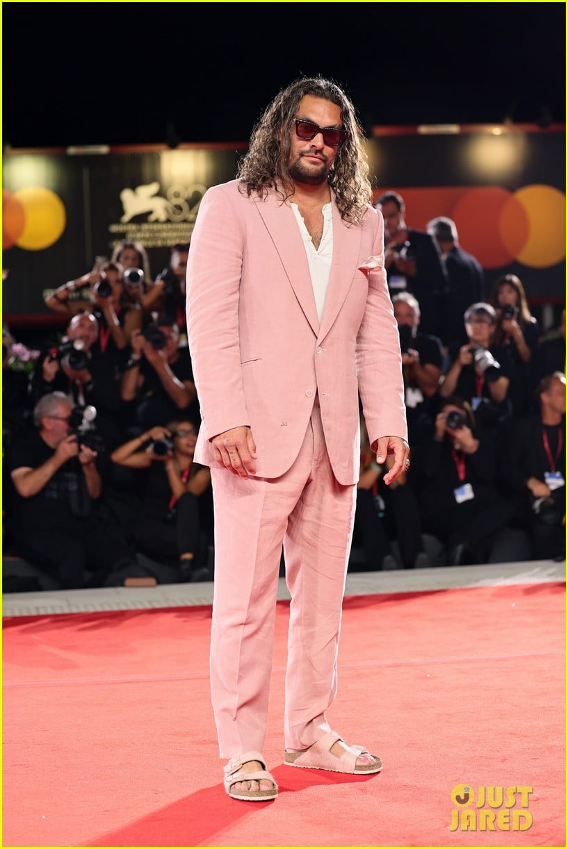 Jason Momoa Matches Pink Toenail Polish to His Pink Suit at Venice Film ...