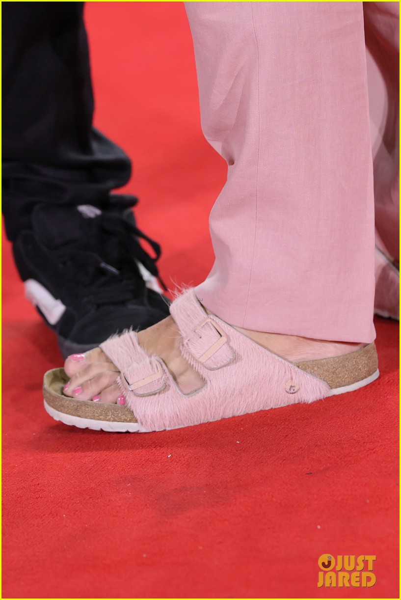 Jason Momoa Matches Pink Toenail Polish to His Pink Suit at Venice Film ...