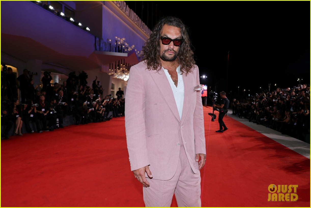 Jason Momoa Matches Pink Toenail Polish to His Pink Suit at Venice Film ...