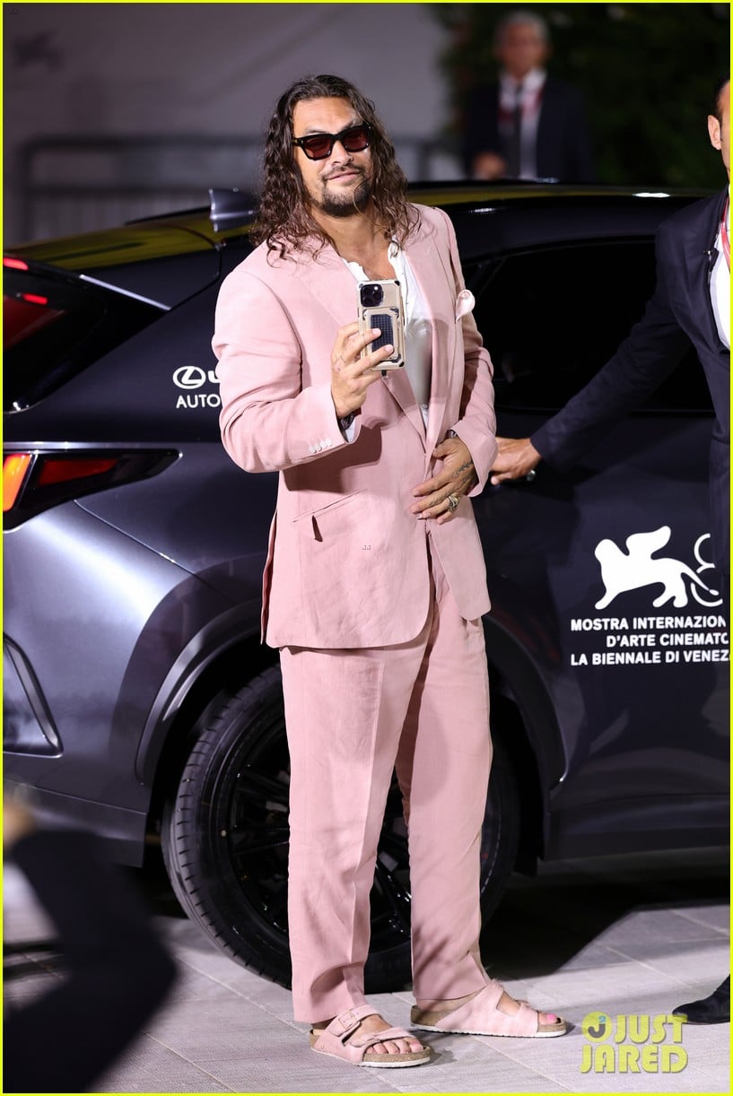 Jason Momoa Matches Pink Toenail Polish to His Pink Suit at Venice Film ...