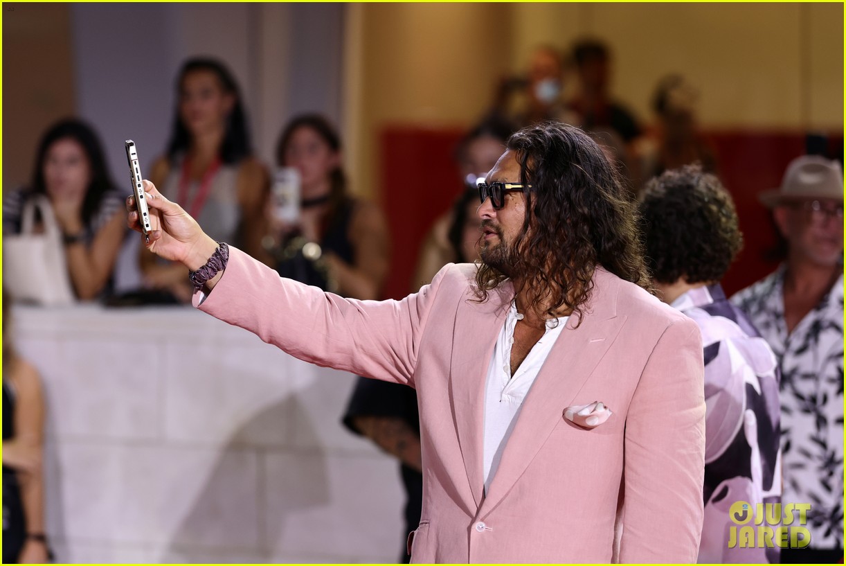 Jason Momoa Matches Pink Toenail Polish to His Pink Suit at Venice Film ...