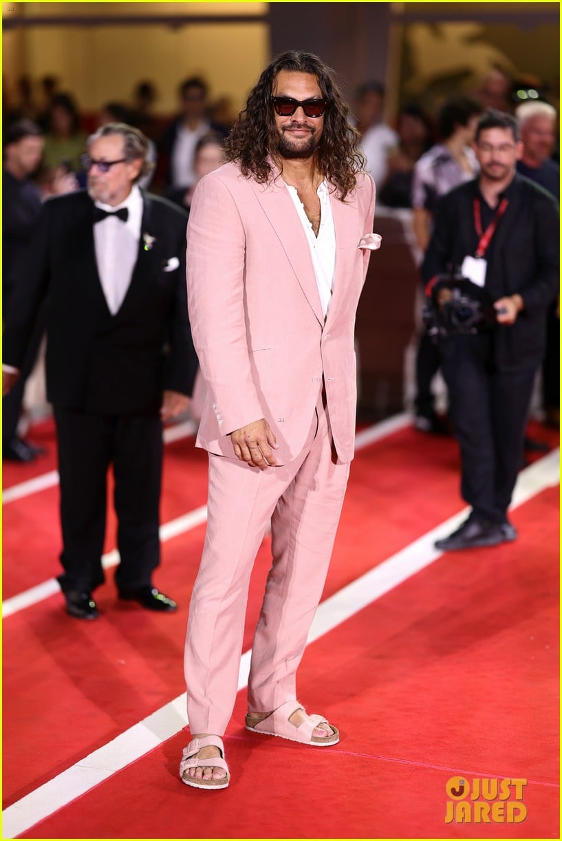 Jason Momoa Matches Pink Toenail Polish to His Pink Suit at Venice Film ...