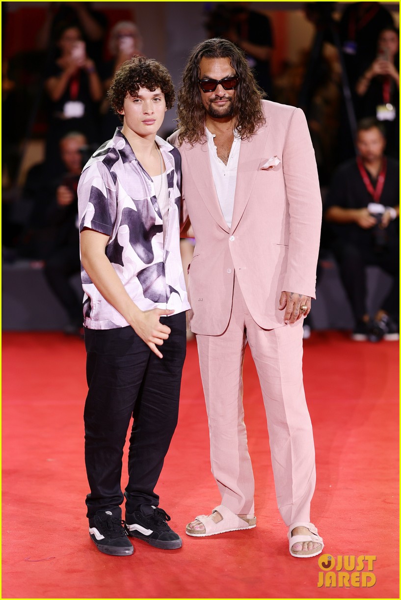 Jason Momoa Matches Pink Toenail Polish to His Pink Suit at Venice Film ...
