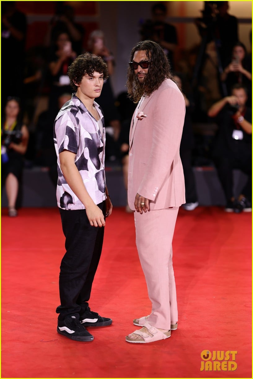 Jason Momoa Matches Pink Toenail Polish to His Pink Suit at Venice Film ...