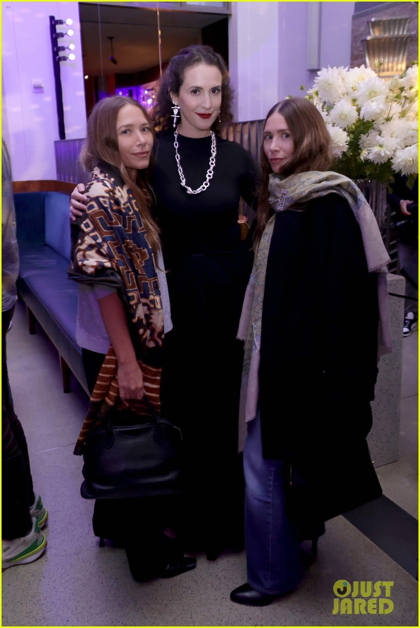 Mary-Kate & Ashley Olsen Make Rare Appearance Together While Attending ...