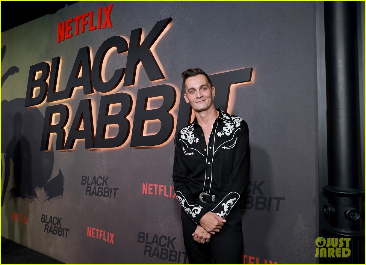 Jason Bateman Gets Support from 'Ozark' Co-Star Laura Linney at 'Black ...