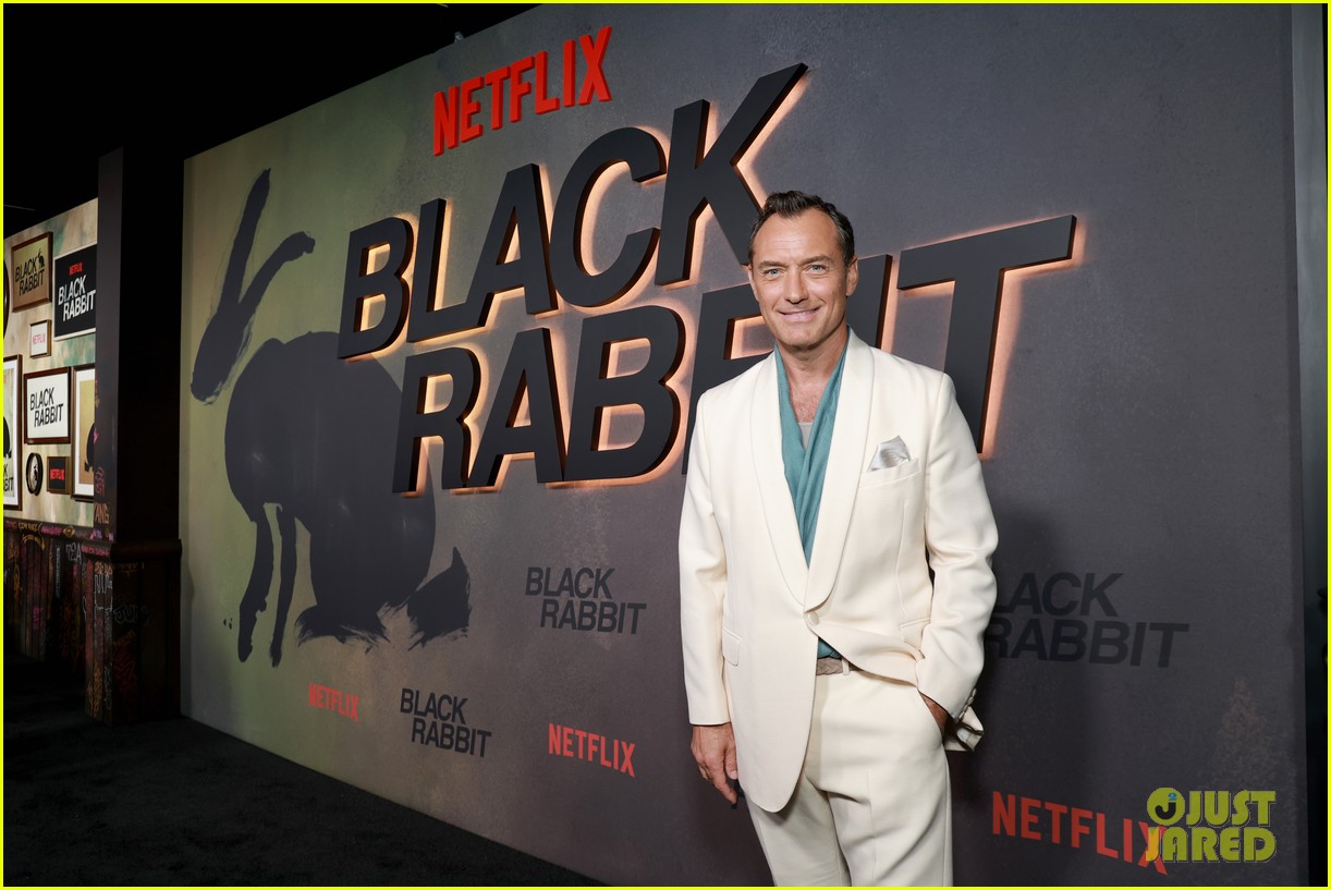 Jason Bateman Gets Support from 'Ozark' Co-Star Laura Linney at 'Black ...