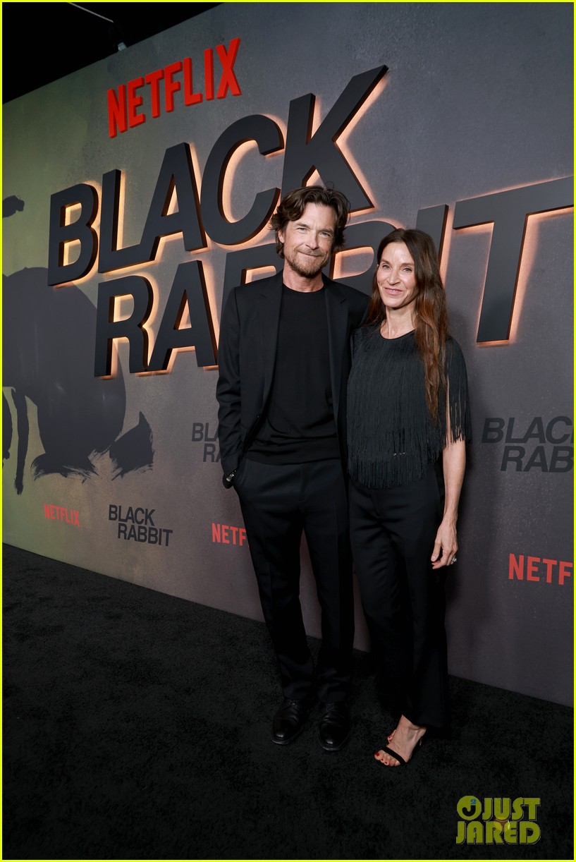 Jason Bateman Gets Support from 'Ozark' Co-Star Laura Linney at 'Black ...