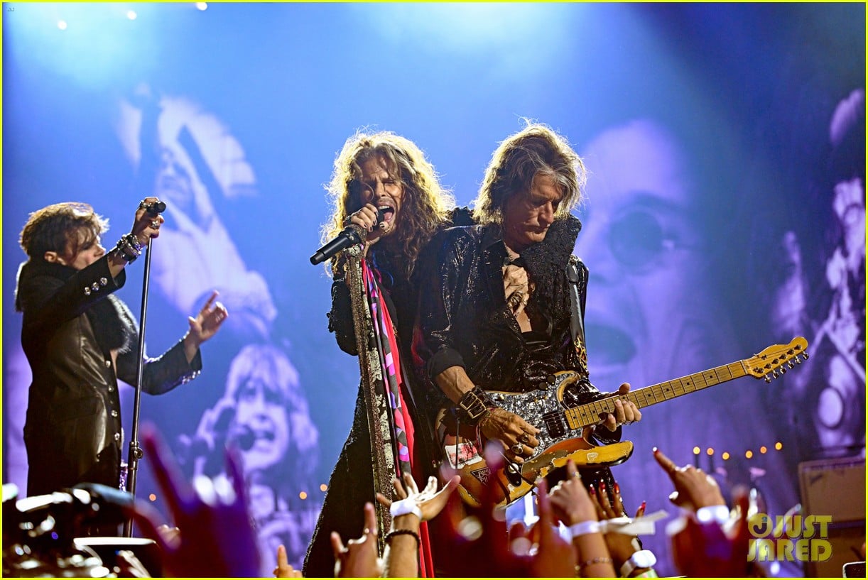 Yungblud, Steven Tyler, & Joe Perry Pay Tribute to Ozzy Osbourne at MTV VMAs 2025 - Watch Now ...