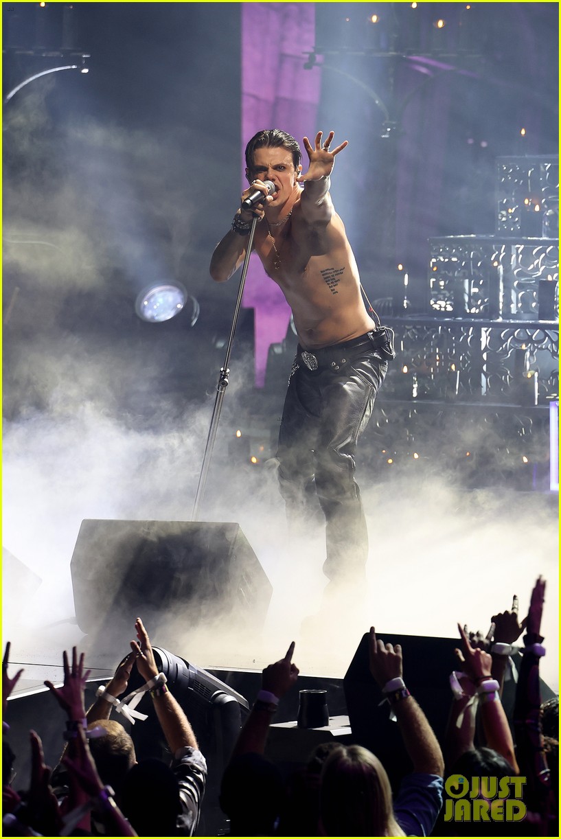 Yungblud, Steven Tyler, & Joe Perry Pay Tribute to Ozzy Osbourne at MTV VMAs 2025 - Watch Now ...