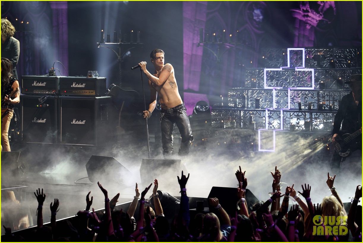 Yungblud, Steven Tyler, & Joe Perry Pay Tribute to Ozzy Osbourne at MTV VMAs 2025 - Watch Now ...