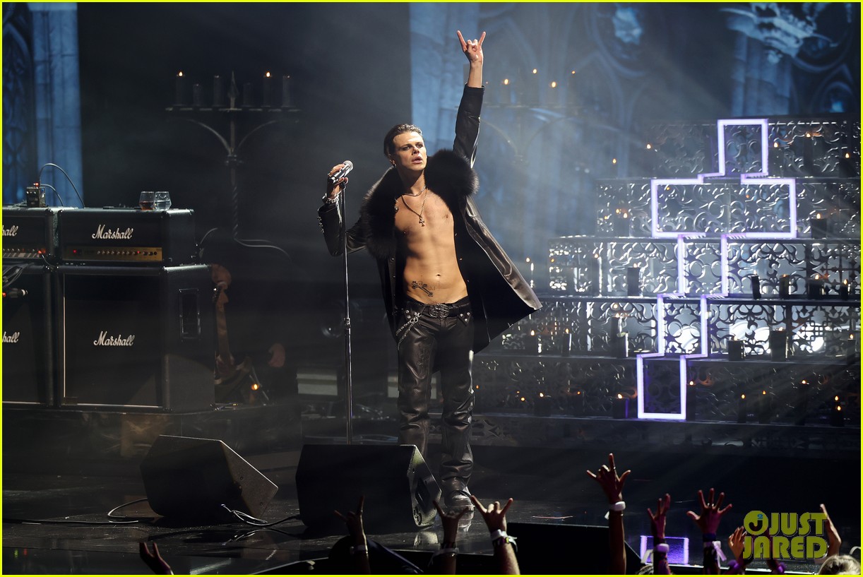 Yungblud, Steven Tyler, & Joe Perry Pay Tribute to Ozzy Osbourne at MTV VMAs 2025 - Watch Now ...