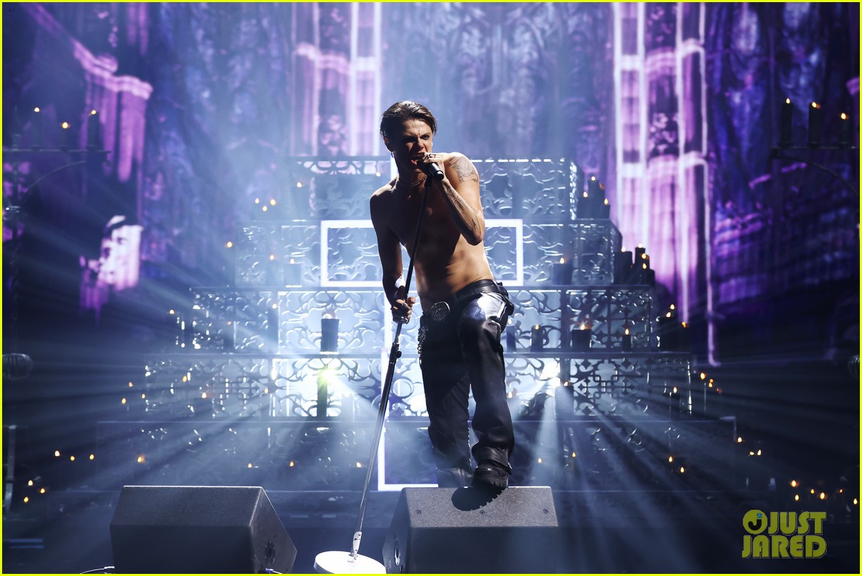 Yungblud, Steven Tyler, & Joe Perry Pay Tribute to Ozzy Osbourne at MTV VMAs 2025 - Watch Now ...