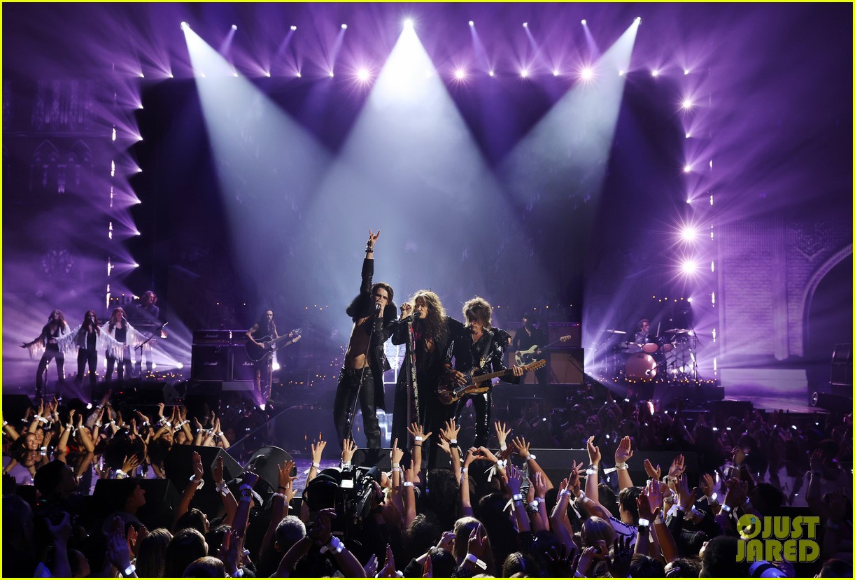 Yungblud, Steven Tyler, & Joe Perry Pay Tribute to Ozzy Osbourne at MTV VMAs 2025 - Watch Now ...