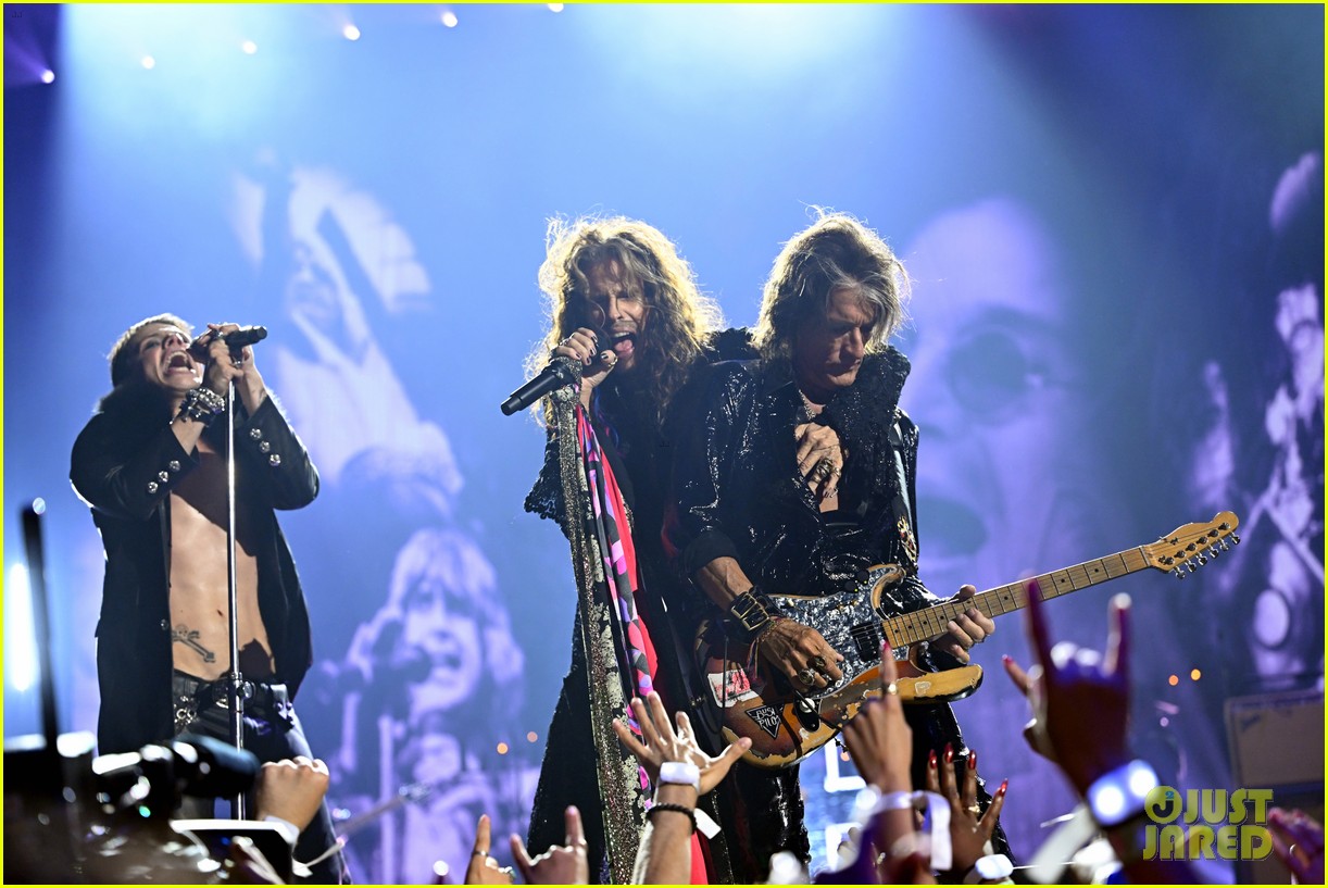 Yungblud, Steven Tyler, & Joe Perry Pay Tribute to Ozzy Osbourne at MTV VMAs 2025 - Watch Now ...