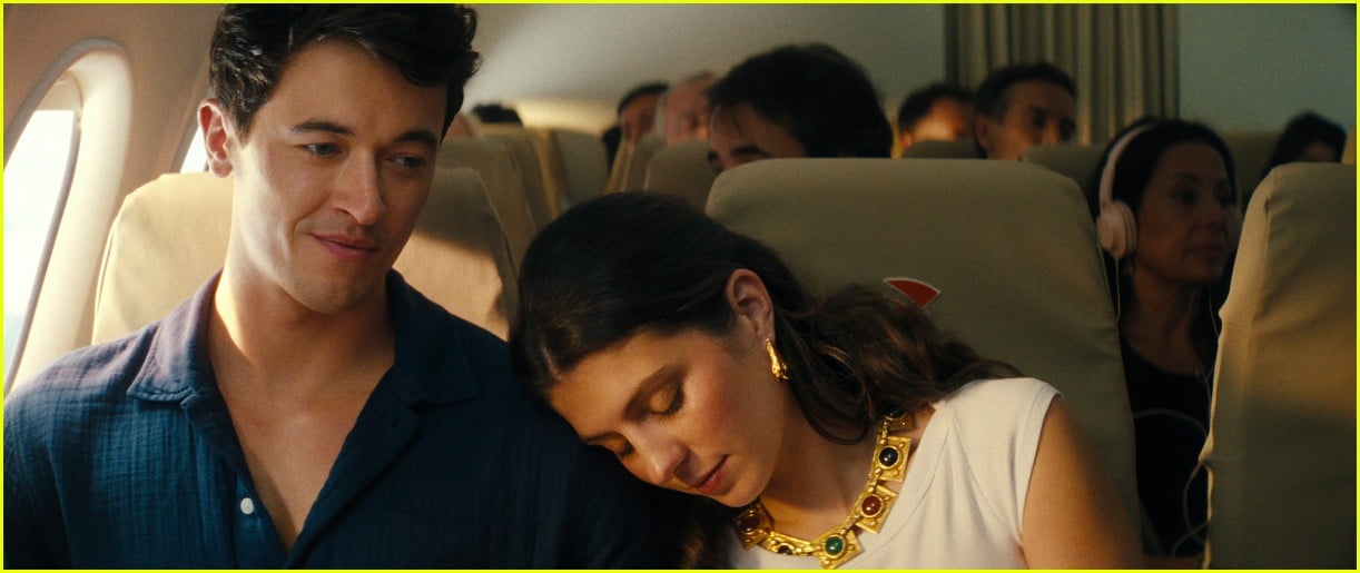 'People We Meet on Vacation' Teaser Trailer Displays Tom Blyth & Emily Bader's Chemistry as Alex ...