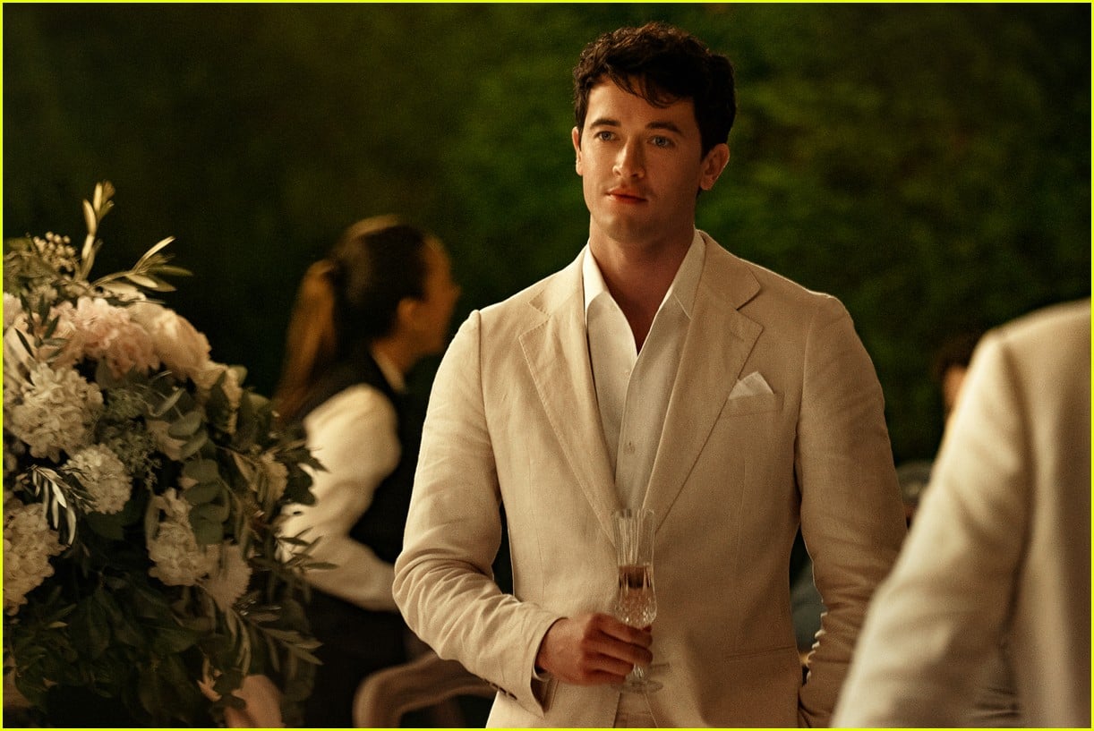 'People We Meet on Vacation' Teaser Trailer Displays Tom Blyth & Emily ...