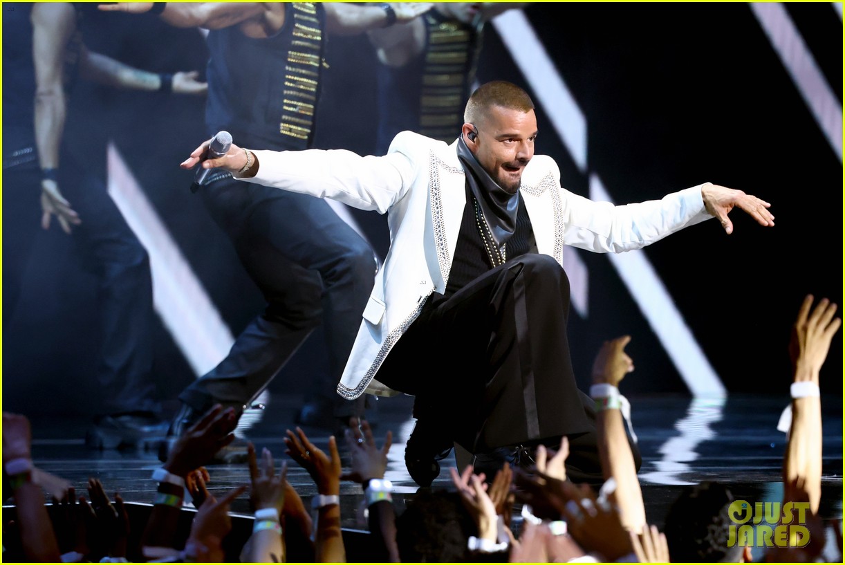 Ricky Martin Puts on a Hot Performance While Accepting Latin Icon Award ...
