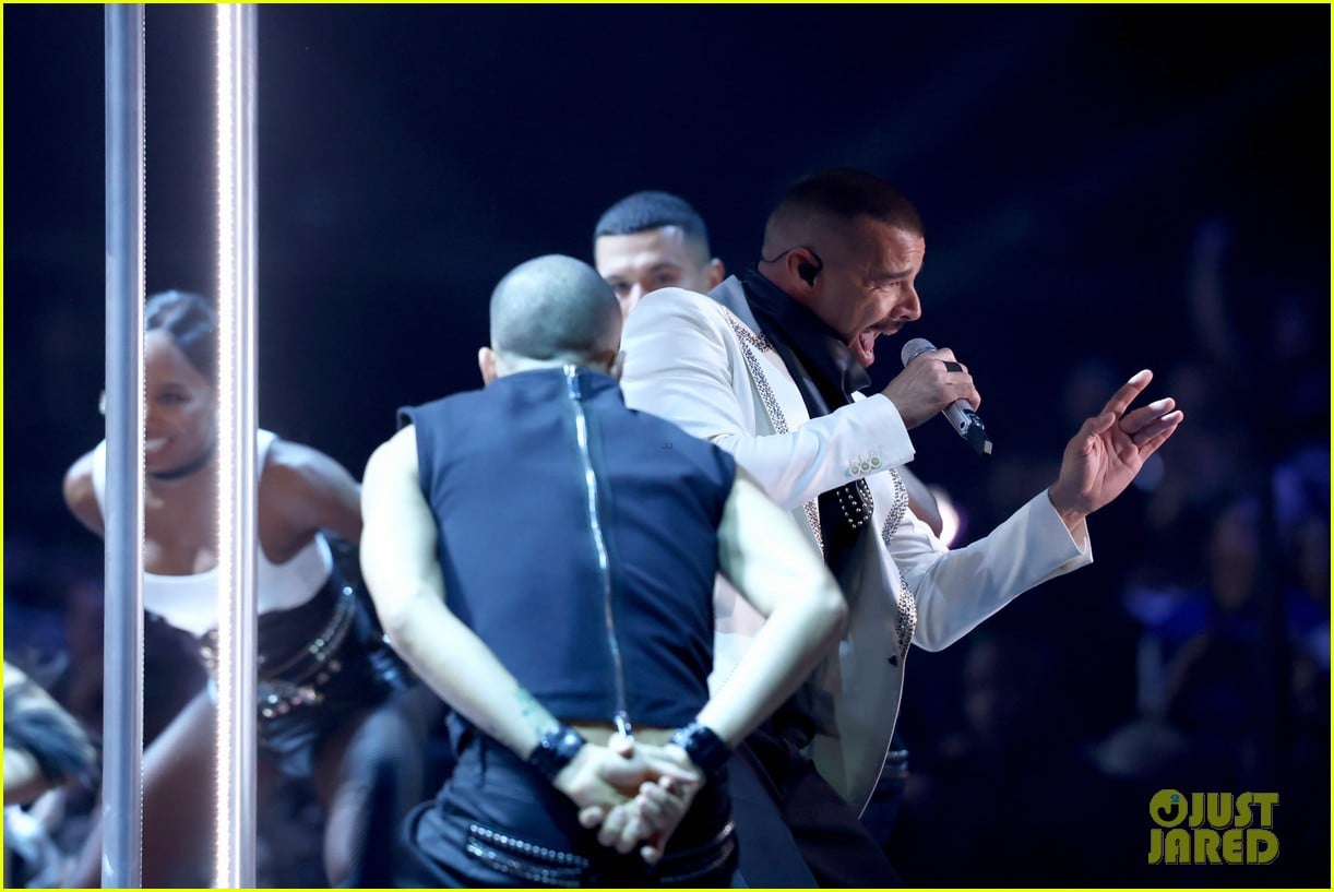 Ricky Martin Puts on a Hot Performance While Accepting Latin Icon Award ...