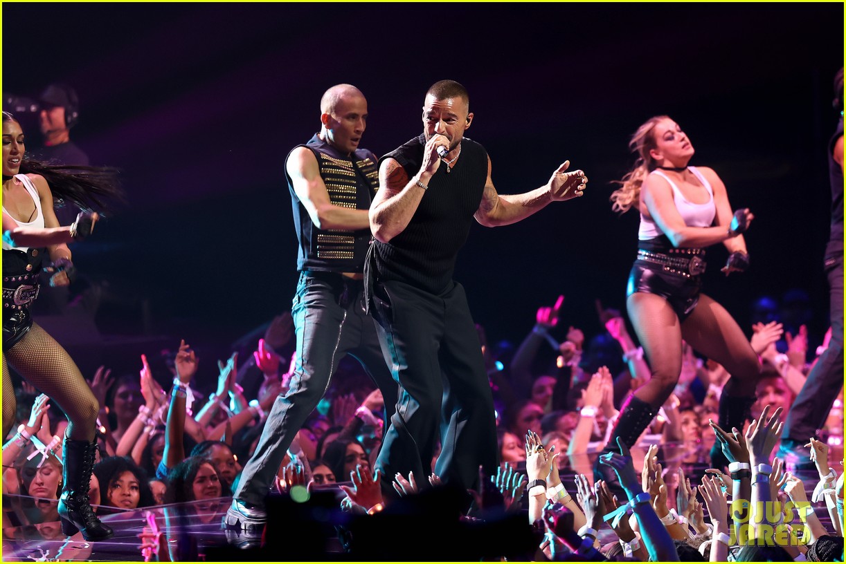 Ricky Martin Puts on a Hot Performance While Accepting Latin Icon Award ...