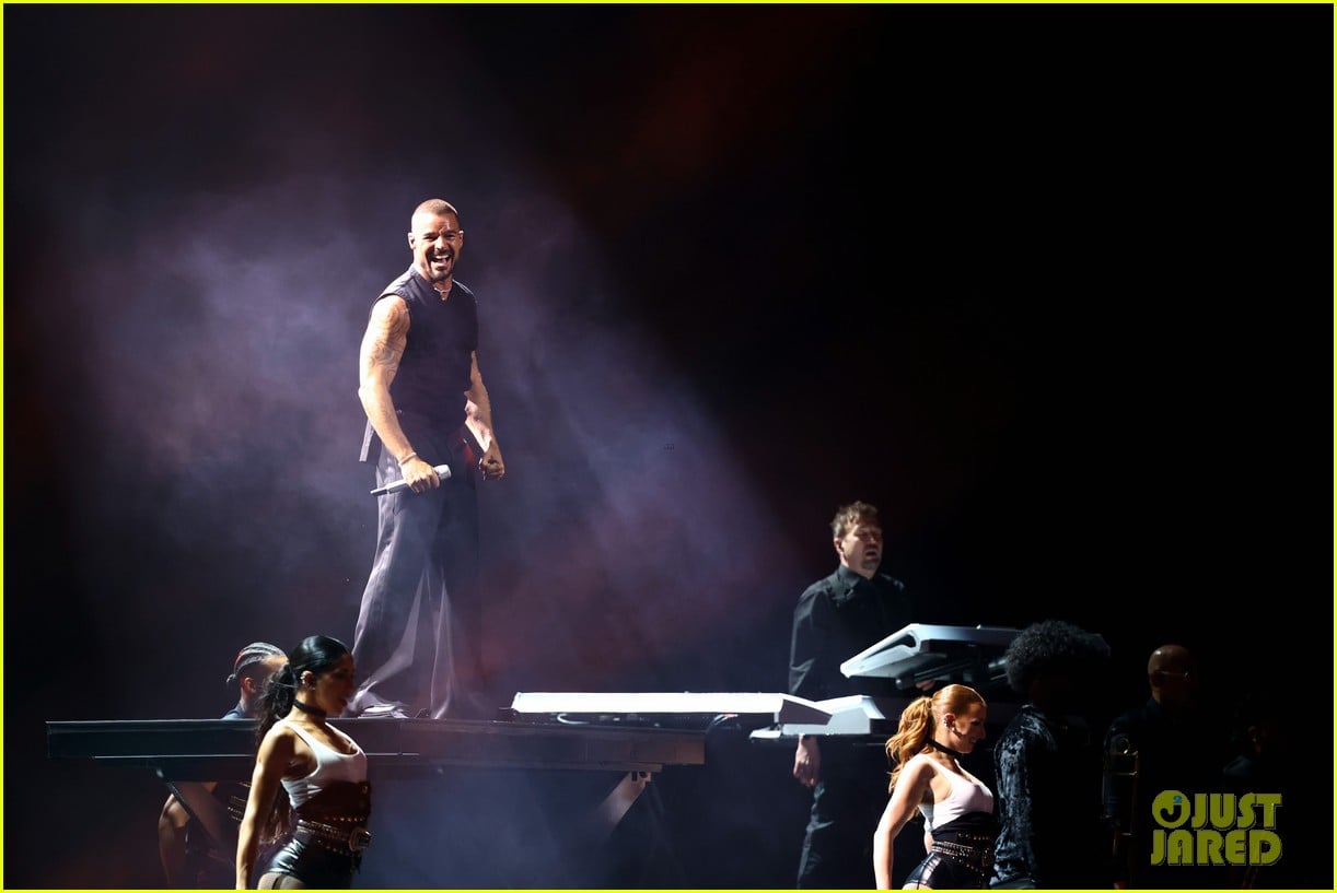 Ricky Martin Puts on a Hot Performance While Accepting Latin Icon Award ...