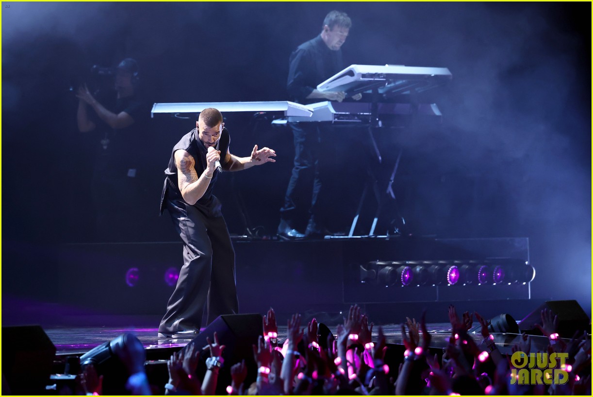 Ricky Martin Puts on a Hot Performance While Accepting Latin Icon Award ...