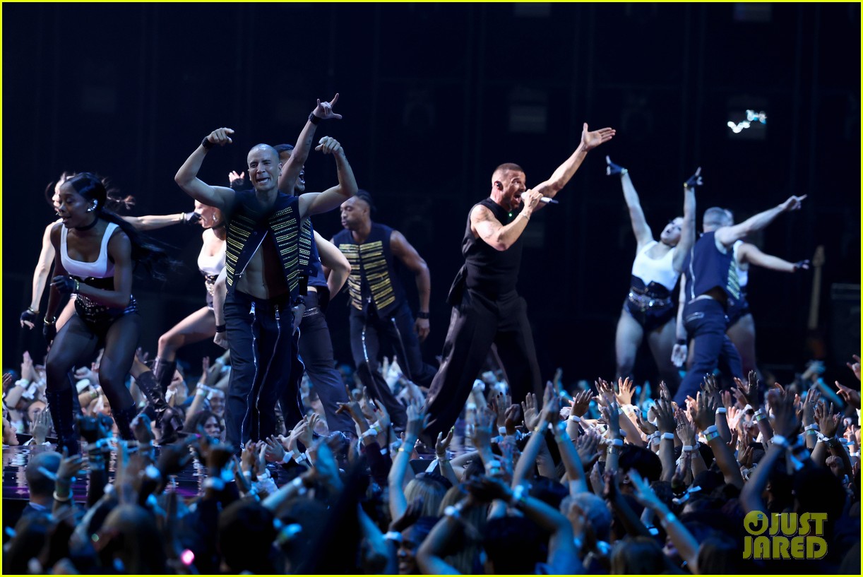 Ricky Martin Puts on a Hot Performance While Accepting Latin Icon Award ...