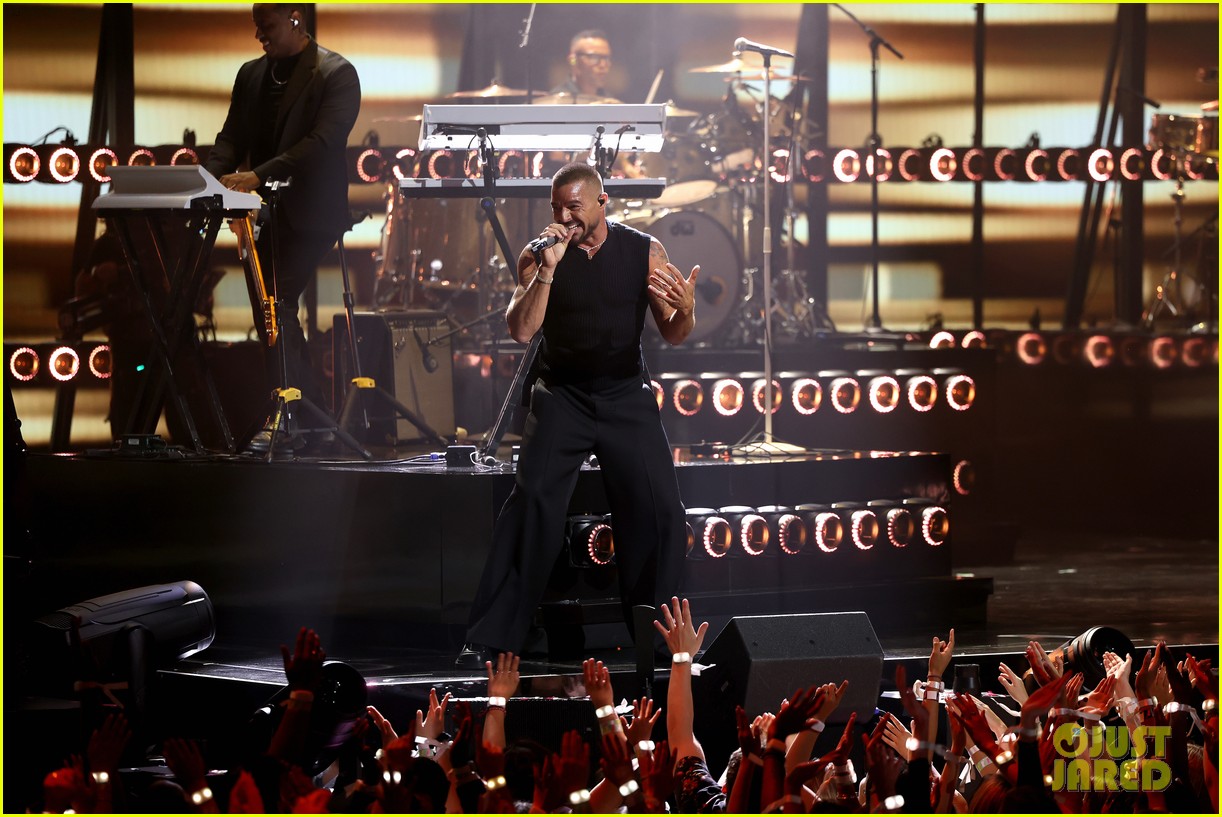 Ricky Martin Puts on a Hot Performance While Accepting Latin Icon Award ...